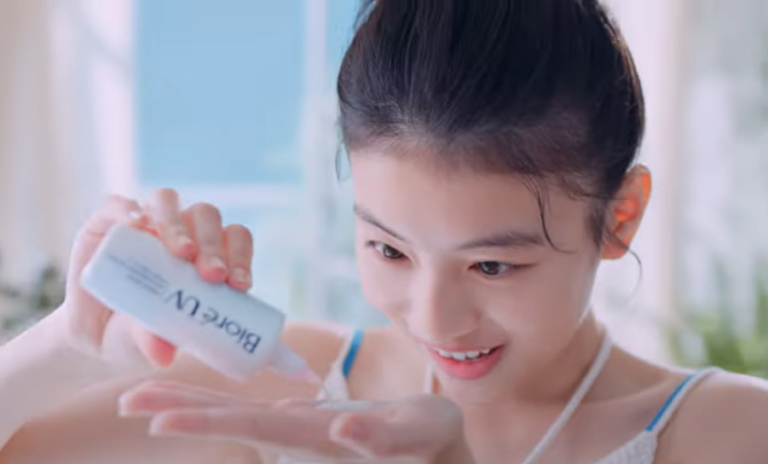 花王『ビオレUVハイライト 水層ハイライトUV』CMに出演している可愛い女の子は誰？メイキング映像も！ | YUTORI Channel